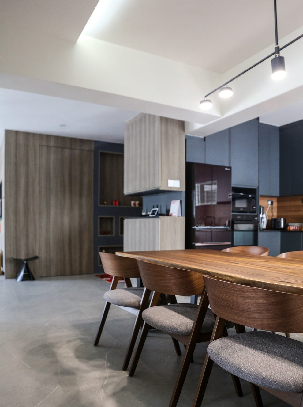 The Table Guy - Black Walnut Live Edge Dining Table – shopthetableguy